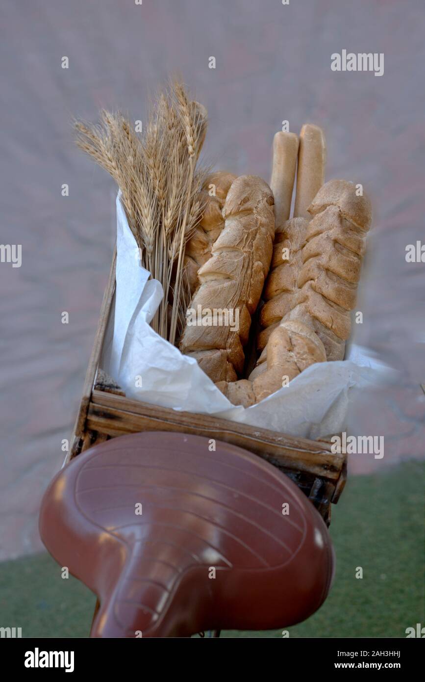 Bread by bicycle hi-res stock photography and images - Alamy