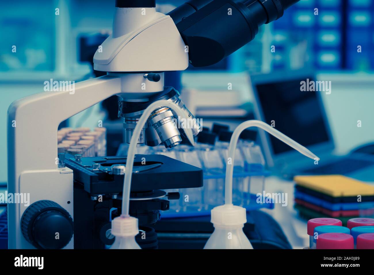 Microscope forensics hi-res stock photography and images - Alamy