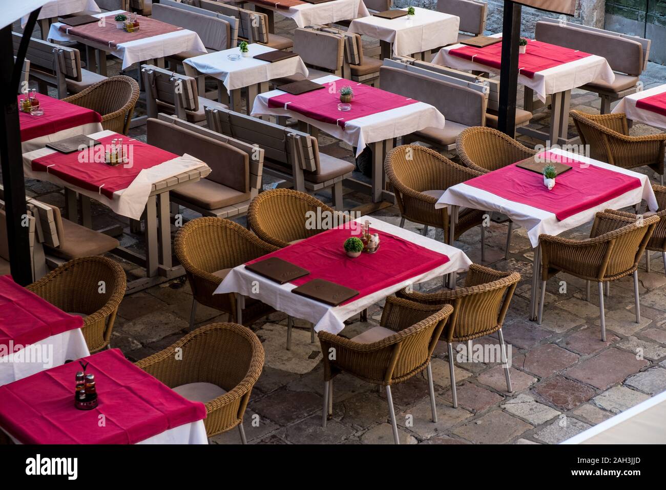 Empty restaurants paris hi-res stock photography and images - Alamy