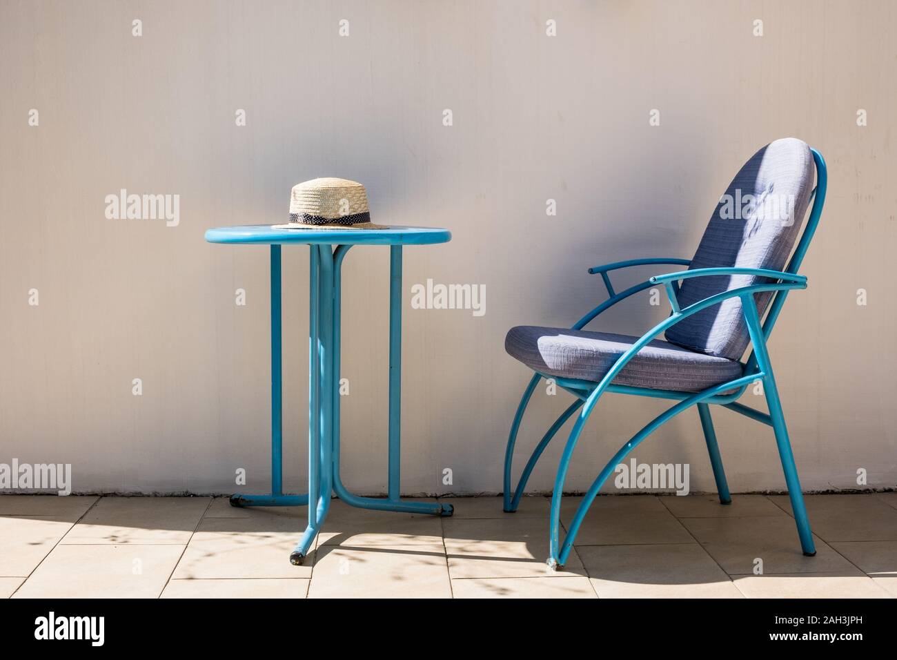 Hat on the outdoor cafe table. Travel summer vacation concept Stock ...