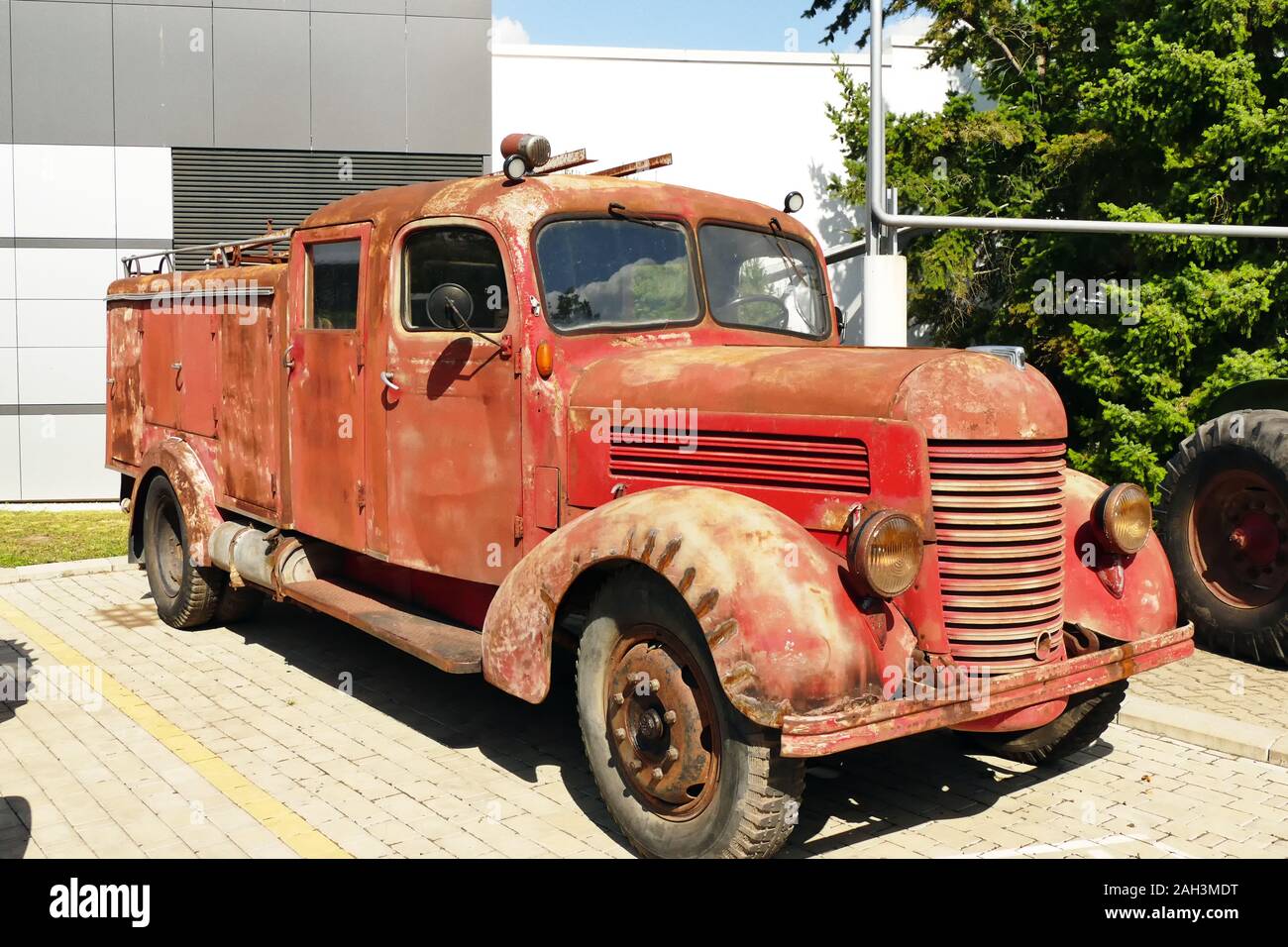 Old red fire truck hi-res stock photography and images - Alamy