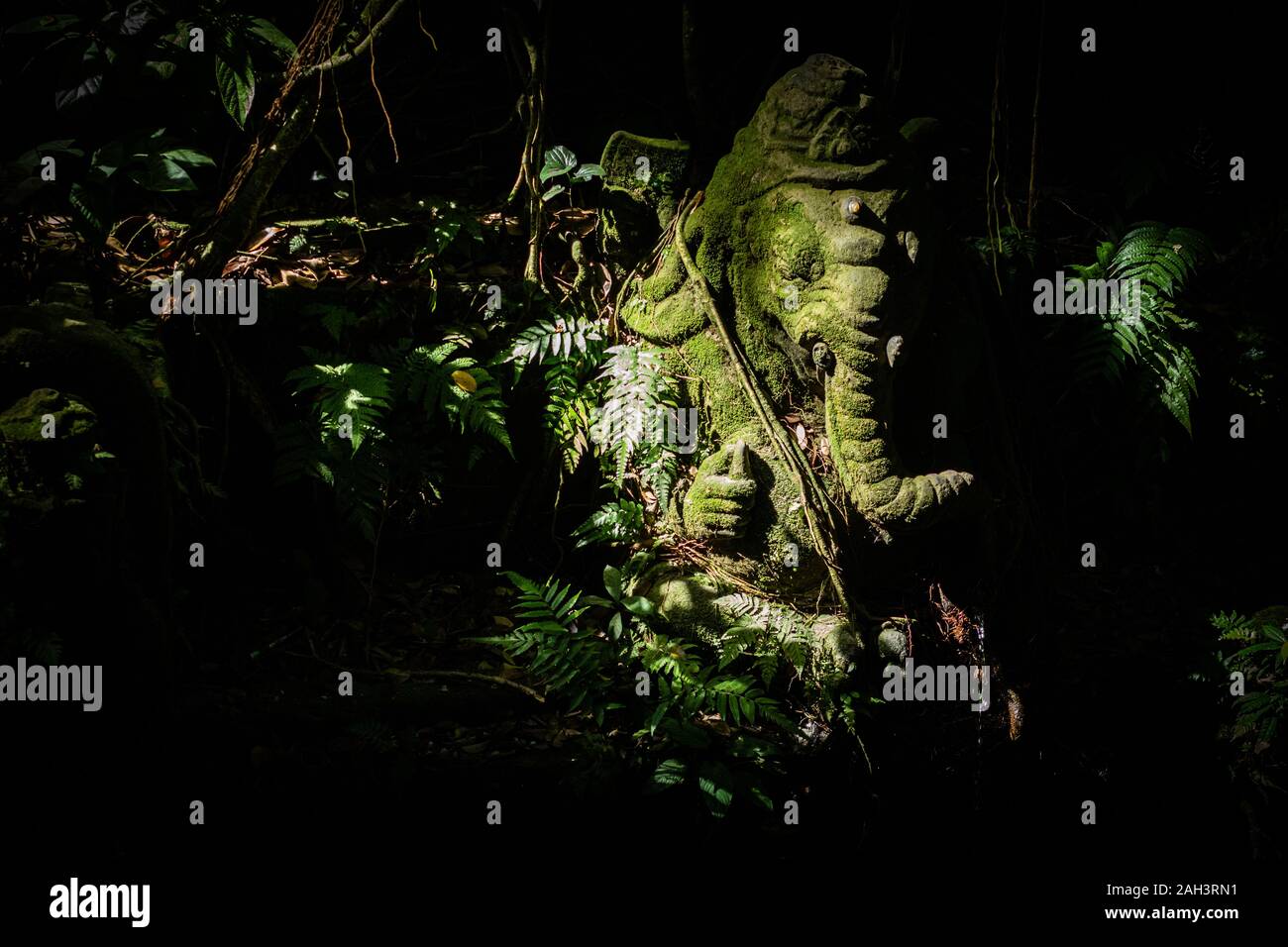 Monkey of elephant statue hi-res stock photography and images - Alamy