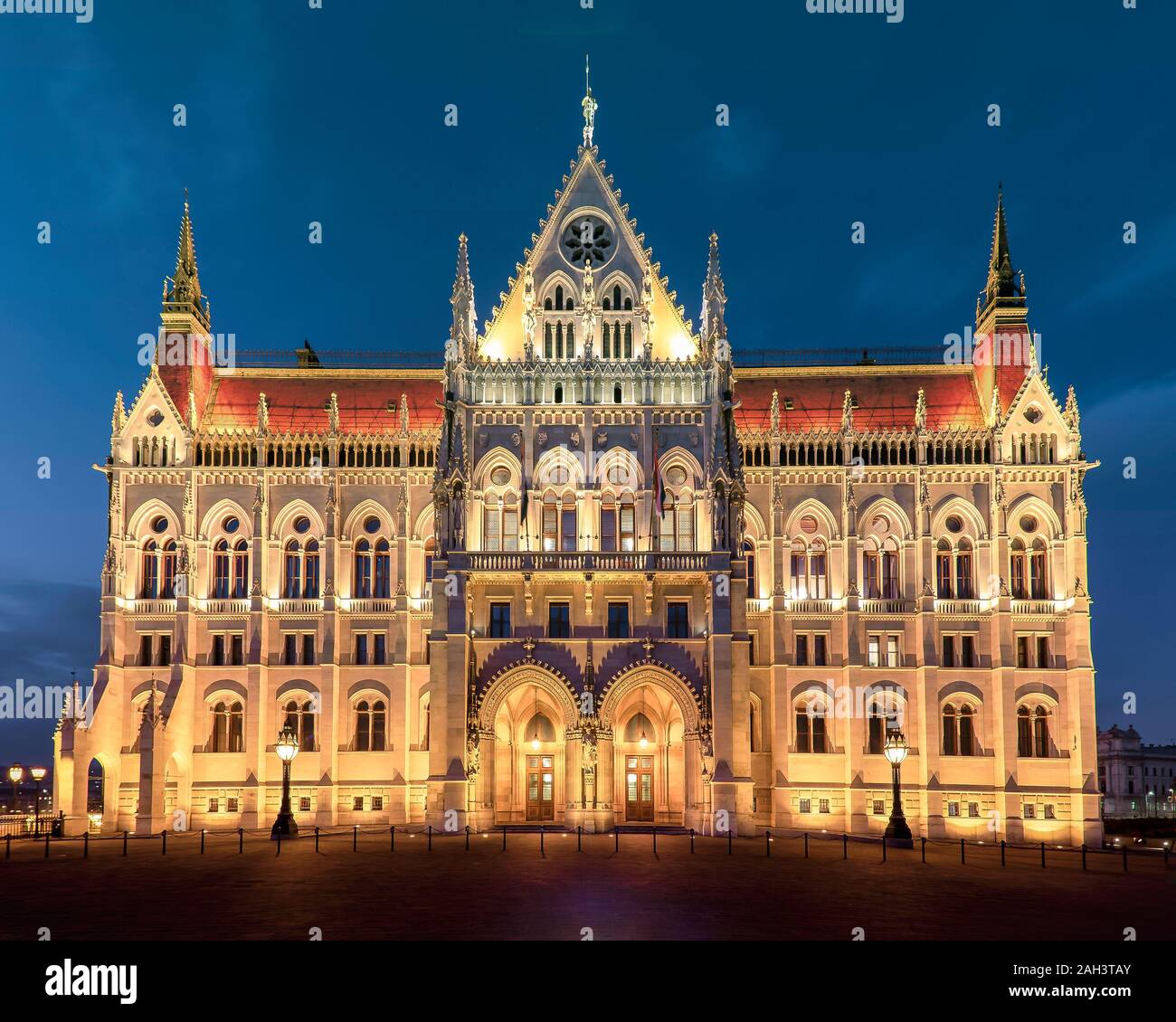 Night view of the illuminated building of the hungarian parliament in ...