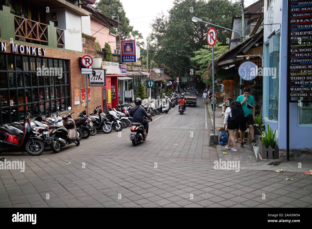 Ubud, Indonesia - 28 5 2019: Busy Balinese streets in Indonesia, full ...