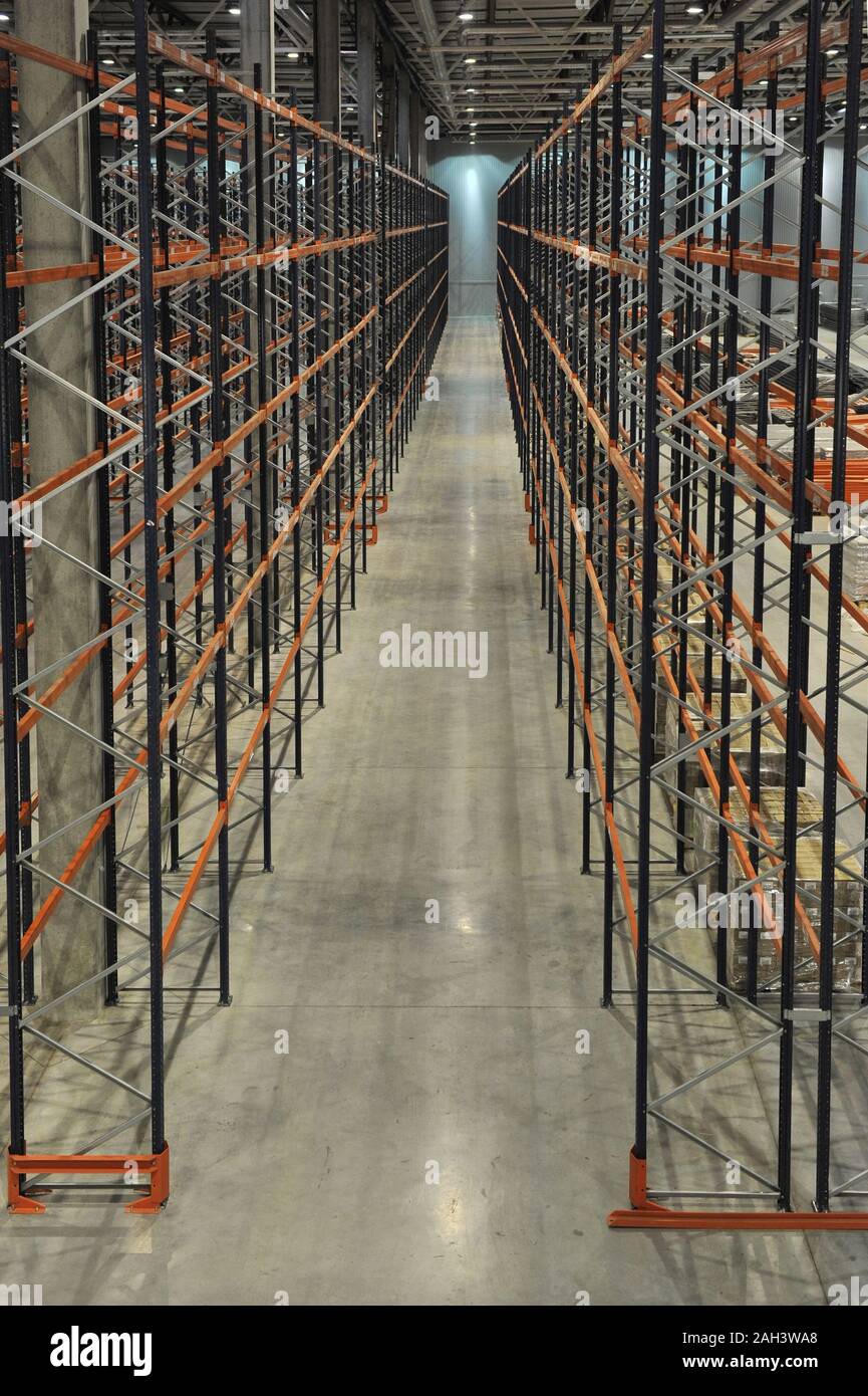 Warehouse interior with empty shelves Stock Photo - Alamy