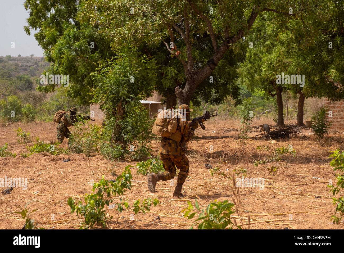 Nigerian army soldiers runs through the bush during counter-terrorism ...