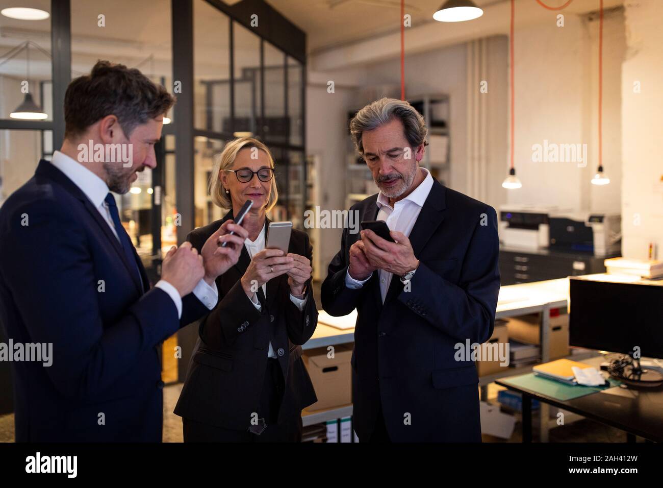 People using smartphones hi-res stock photography and images - Alamy