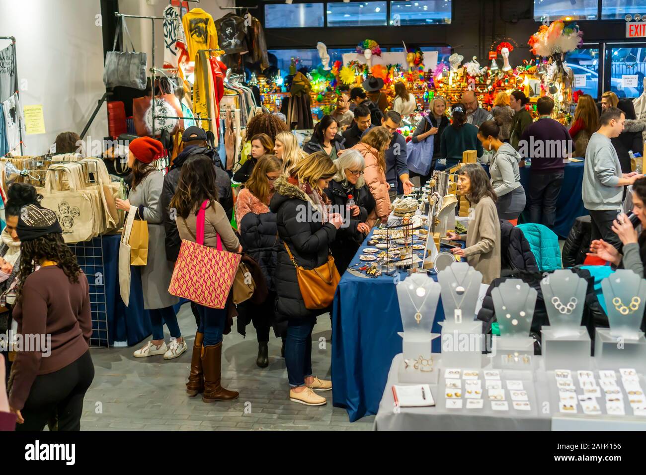 Crowds at the pop up market hi-res stock photography and images - Alamy