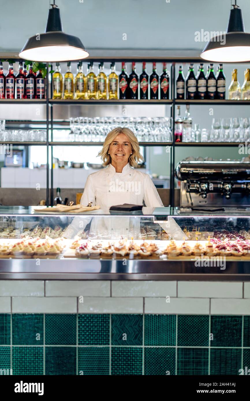Standing behind the counter hi-res stock photography and images - Alamy
