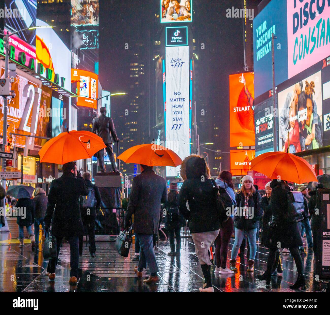 Times square crowds 2019 hi-res stock photography and images - Alamy