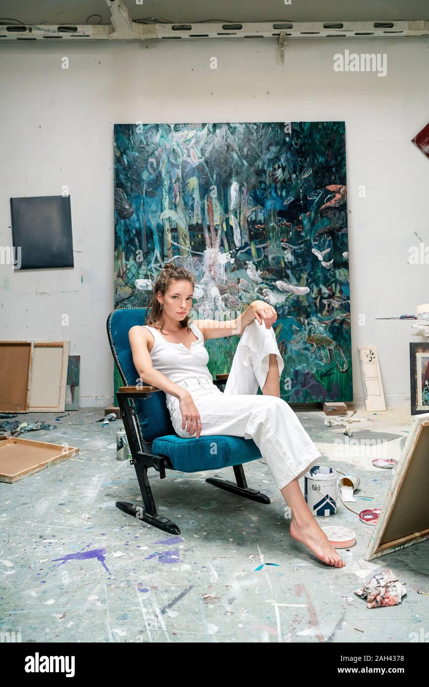 Artist painting model in studio hi-res stock photography and images - Alamy