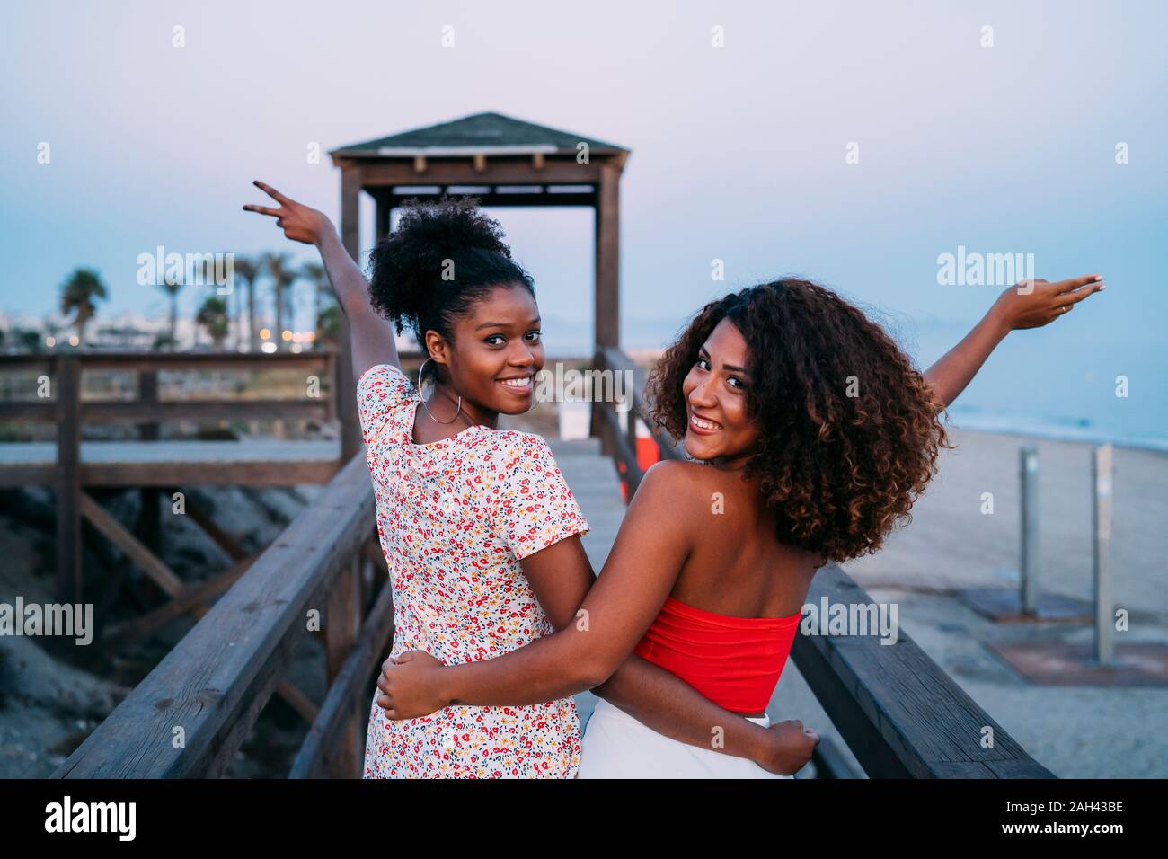 Arm in arm hi-res stock photography and images - Alamy