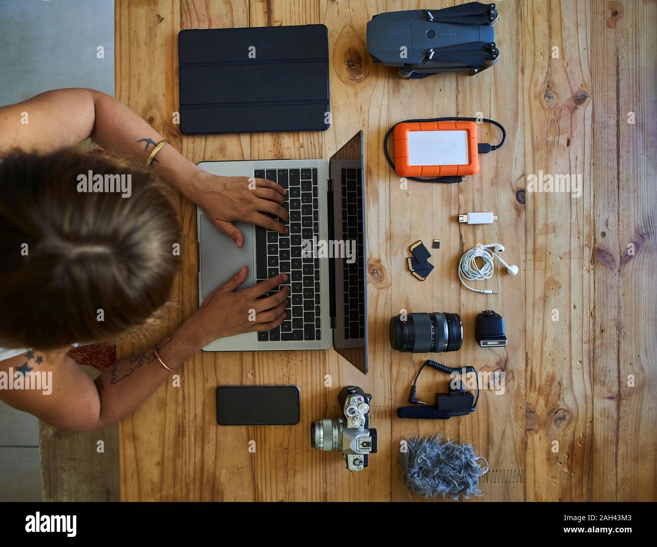 Overhead camera table hi-res stock photography and images - Alamy