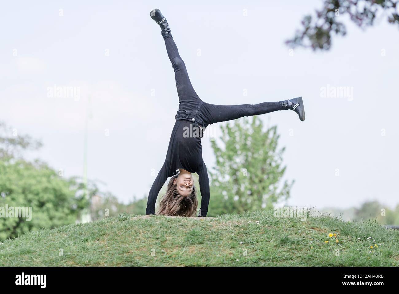 Girl doing a handstand hi-res stock photography and images - Alamy