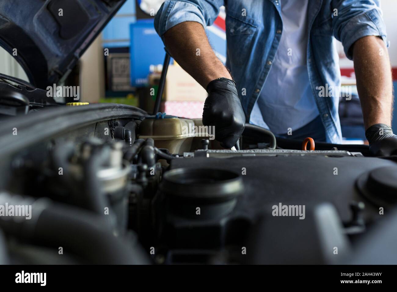 Black mechanic fixing engine hi-res stock photography and images - Alamy