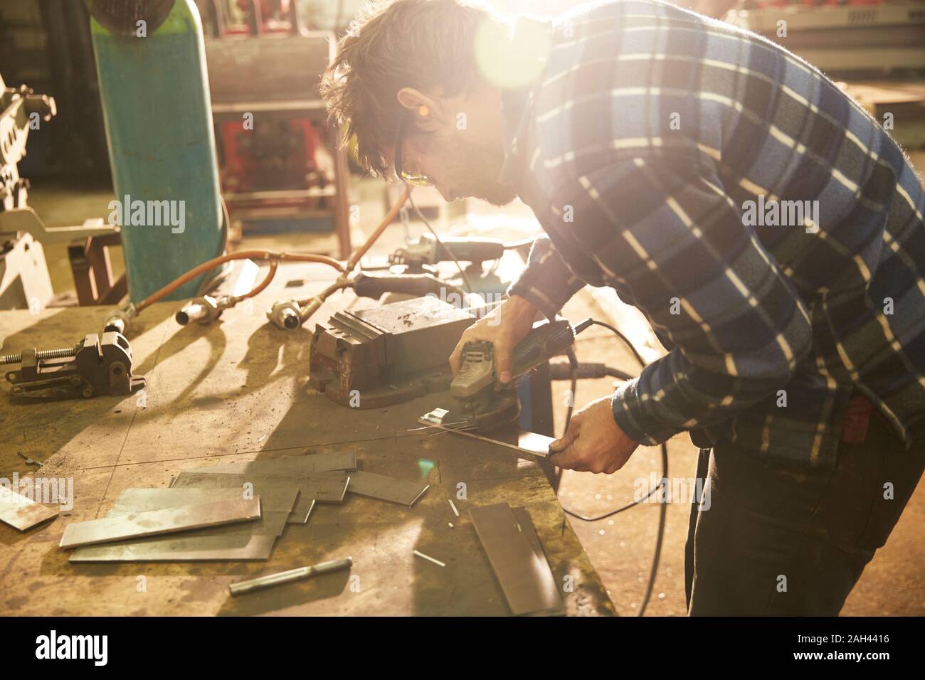 Worker polishing in metal industry hi-res stock photography and images ...