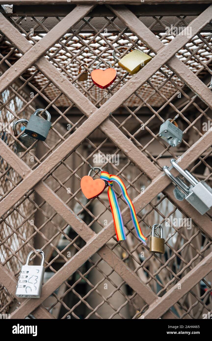 Love lock bridge brooklyn hi-res stock photography and images - Alamy