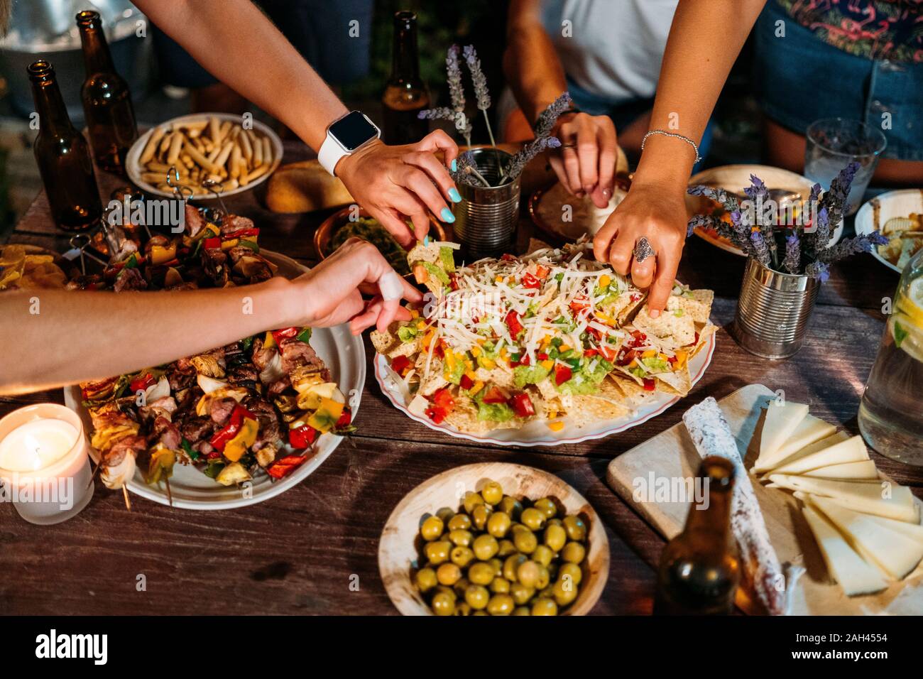 Friendship outdoor dining hi-res stock photography and images - Alamy