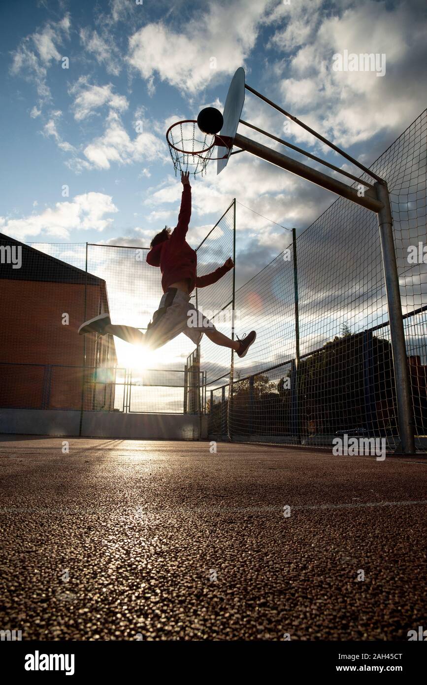 Basketball athlete throwing ball basket hi-res stock photography and ...
