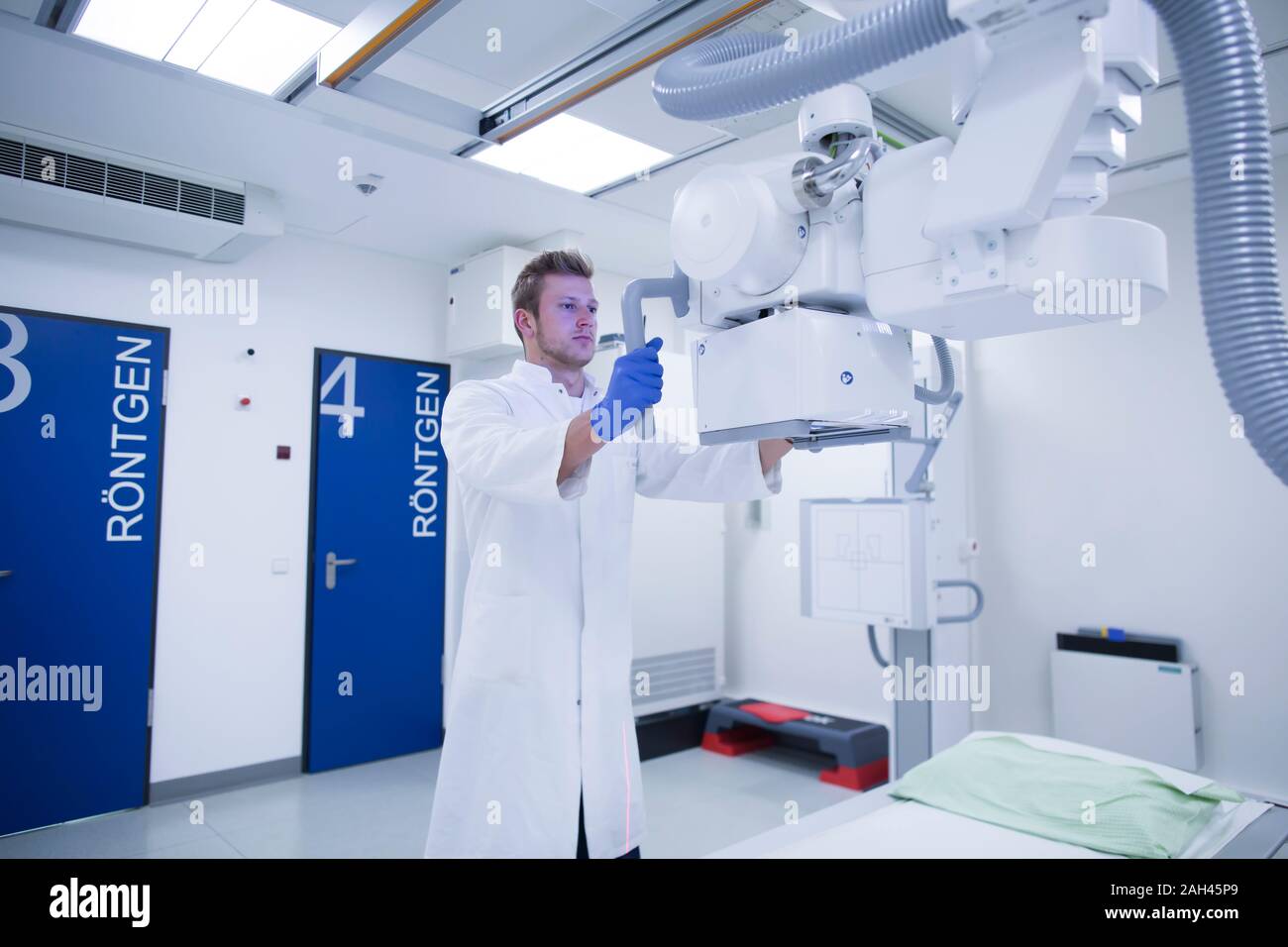 Radiologist adjusting x ray machine hi-res stock photography and images ...