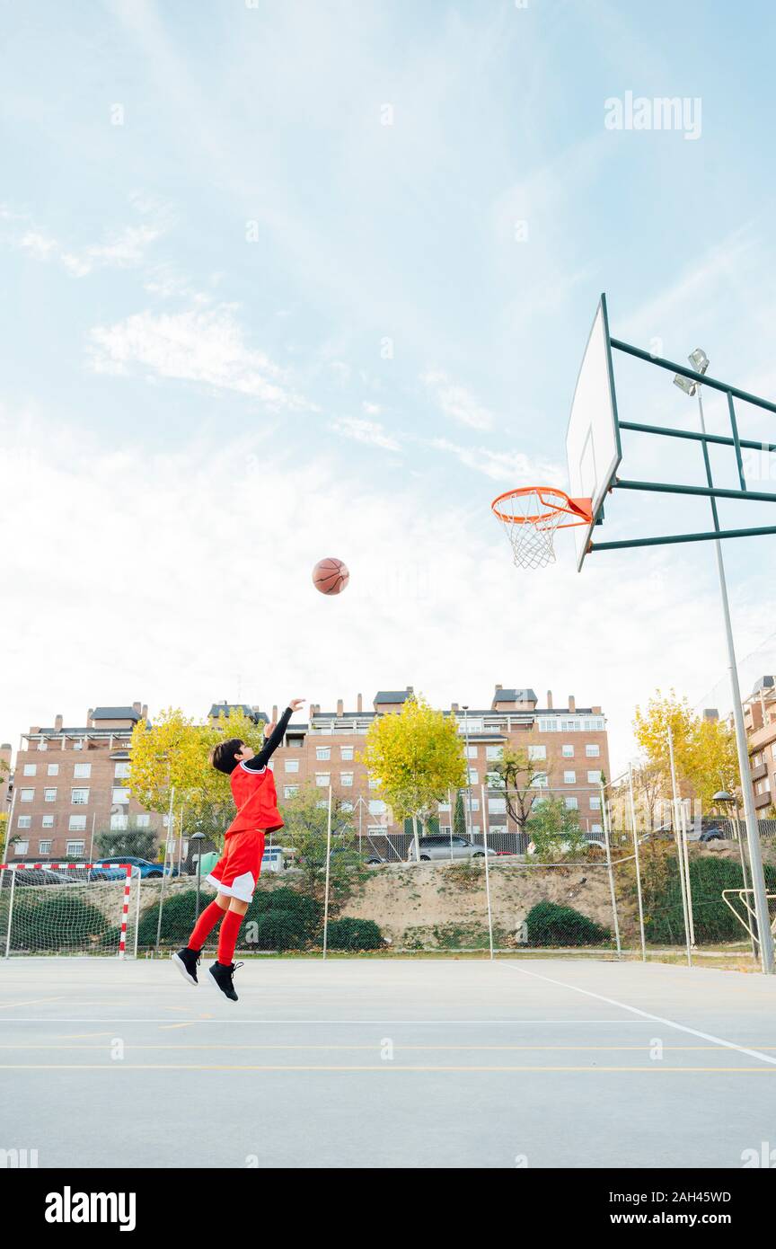 Boy basketball side view hi-res stock photography and images - Alamy