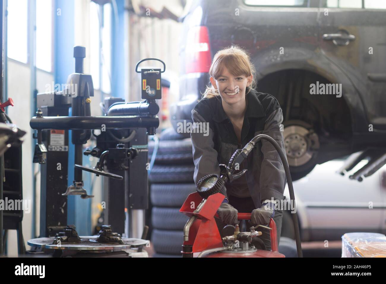 Female car mechanic working in repair garage Stock Photo - Alamy