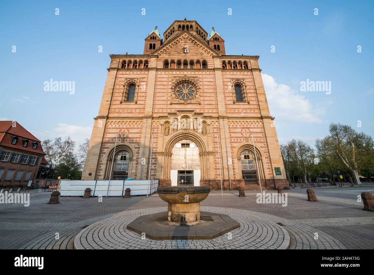 Majestic cathedral exterior hi-res stock photography and images - Alamy