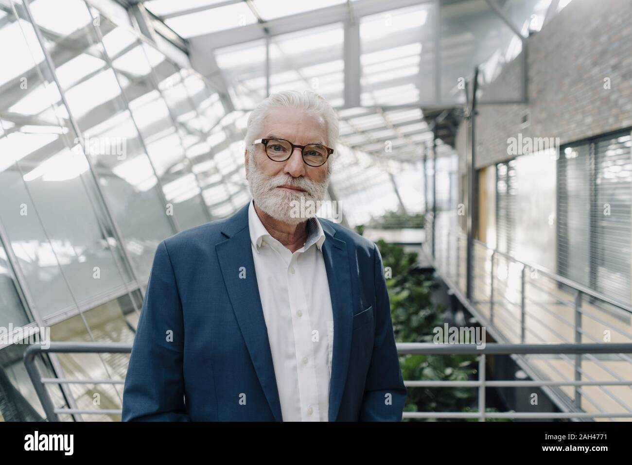 Business portrait building hi-res stock photography and images - Alamy