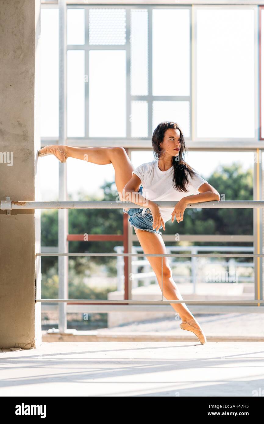 Barre ballet hi-res stock photography and images - Alamy