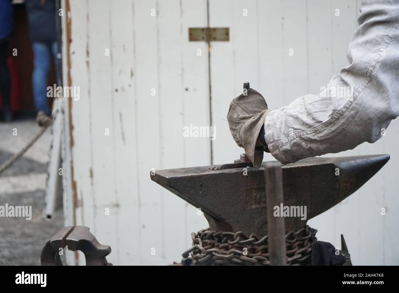 Blacksmith working on metal on anvil at forge Stock Photo - Alamy