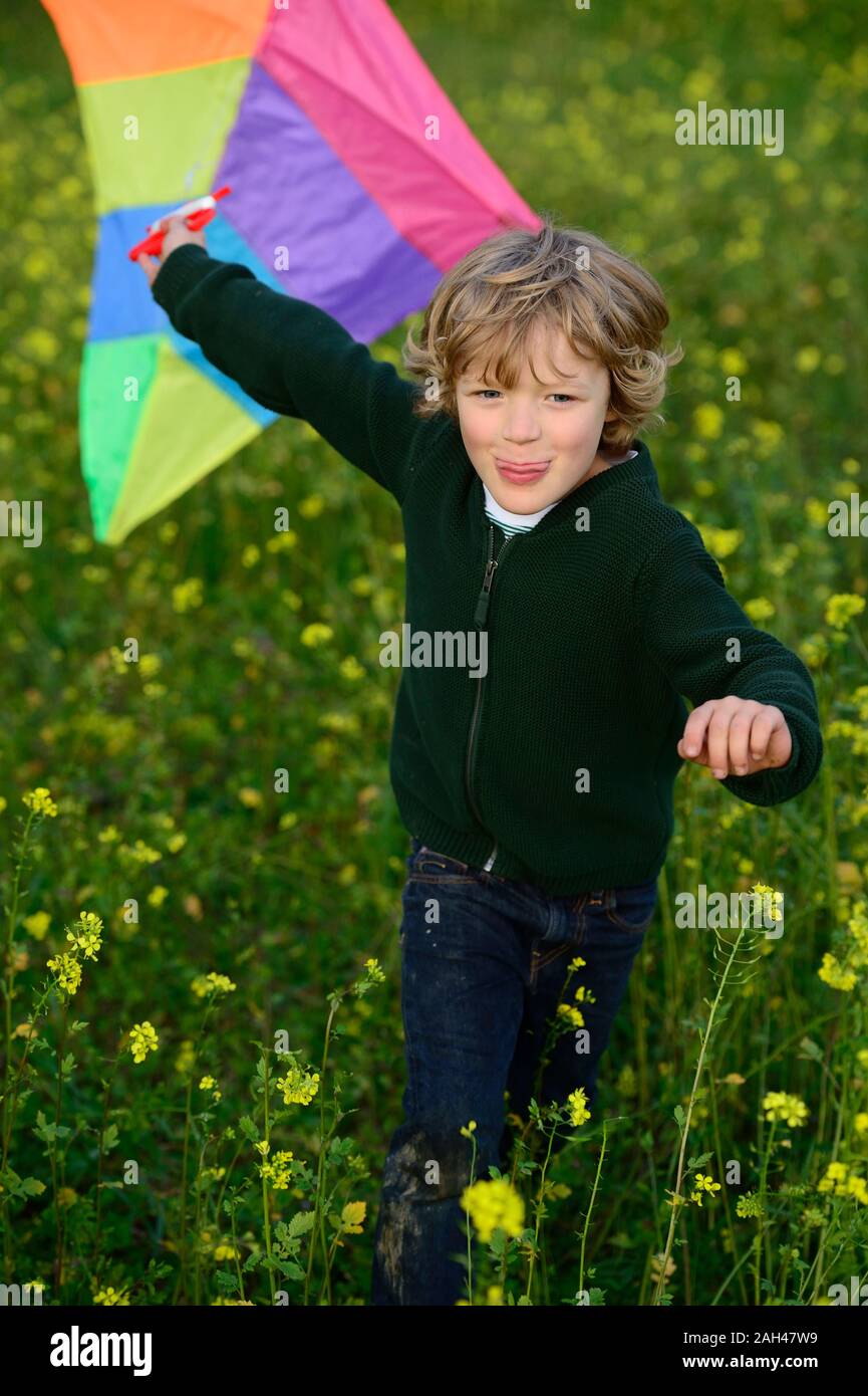 Boy flying a kite hi-res stock photography and images - Alamy