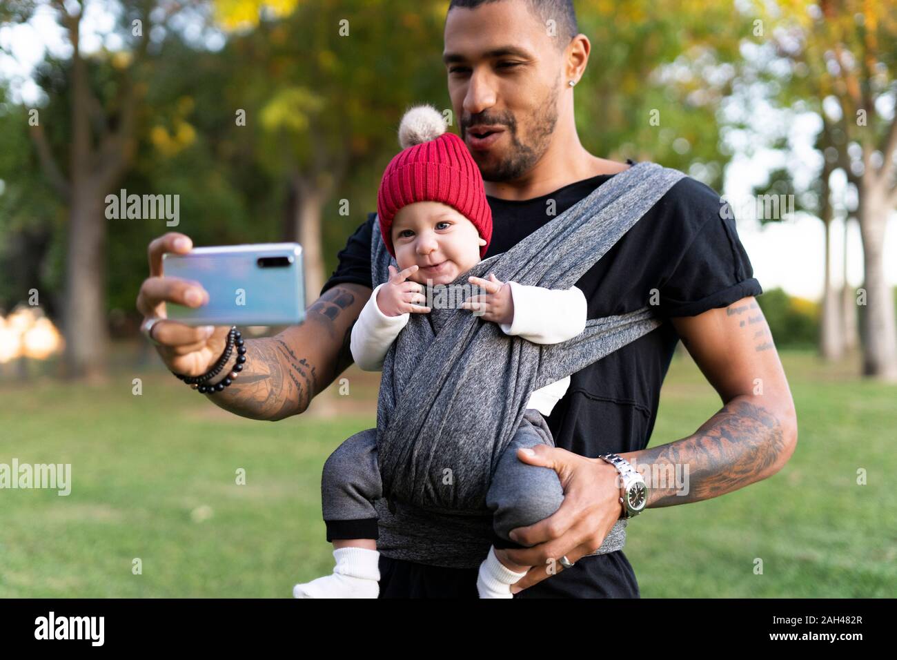 Father carrying baby in sling hi-res stock photography and images - Alamy