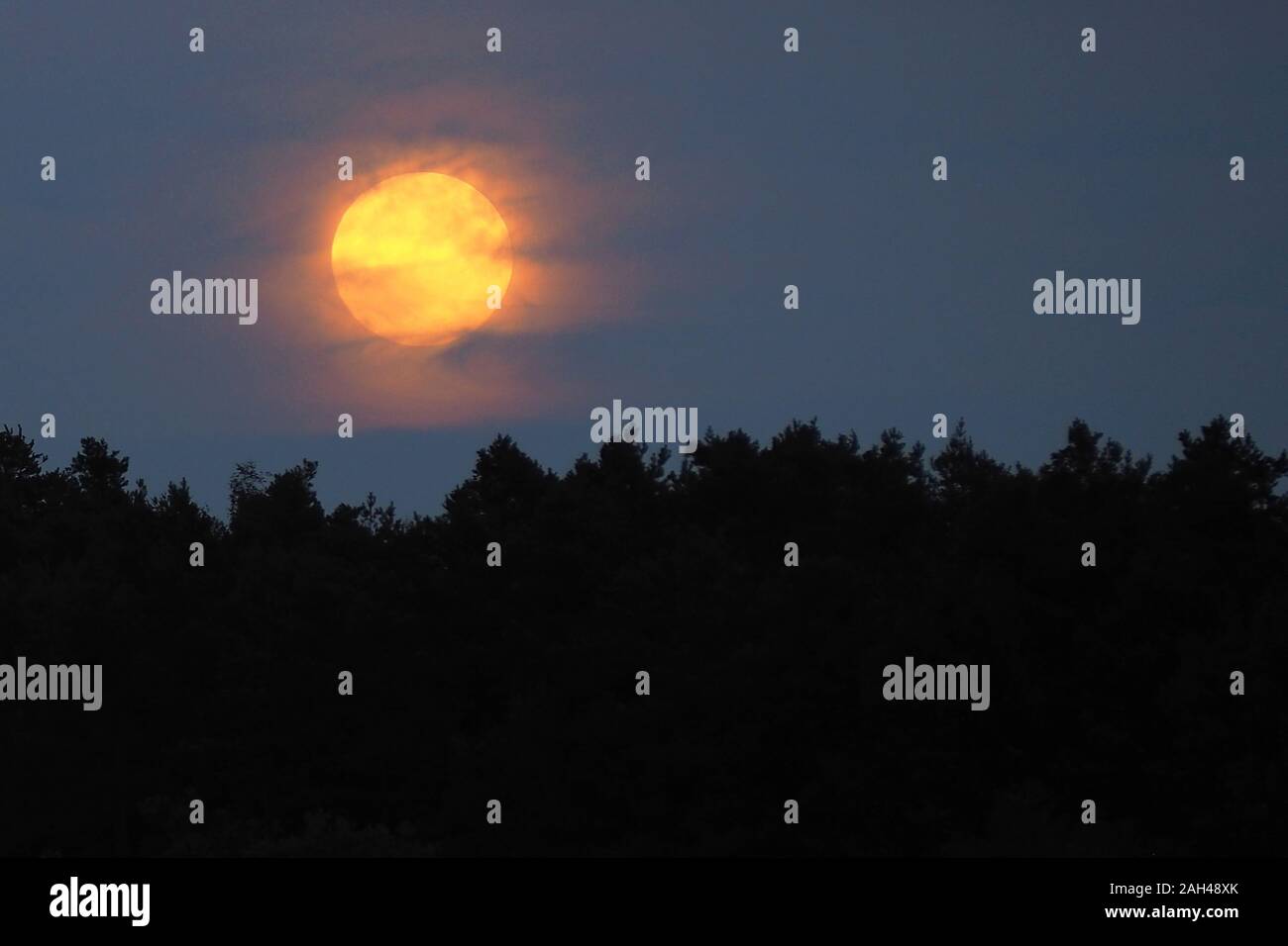 Yellow moon hi-res stock photography and images - Alamy