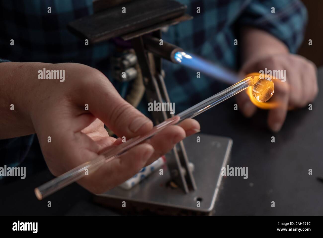 Molten glass ball hi-res stock photography and images - Alamy