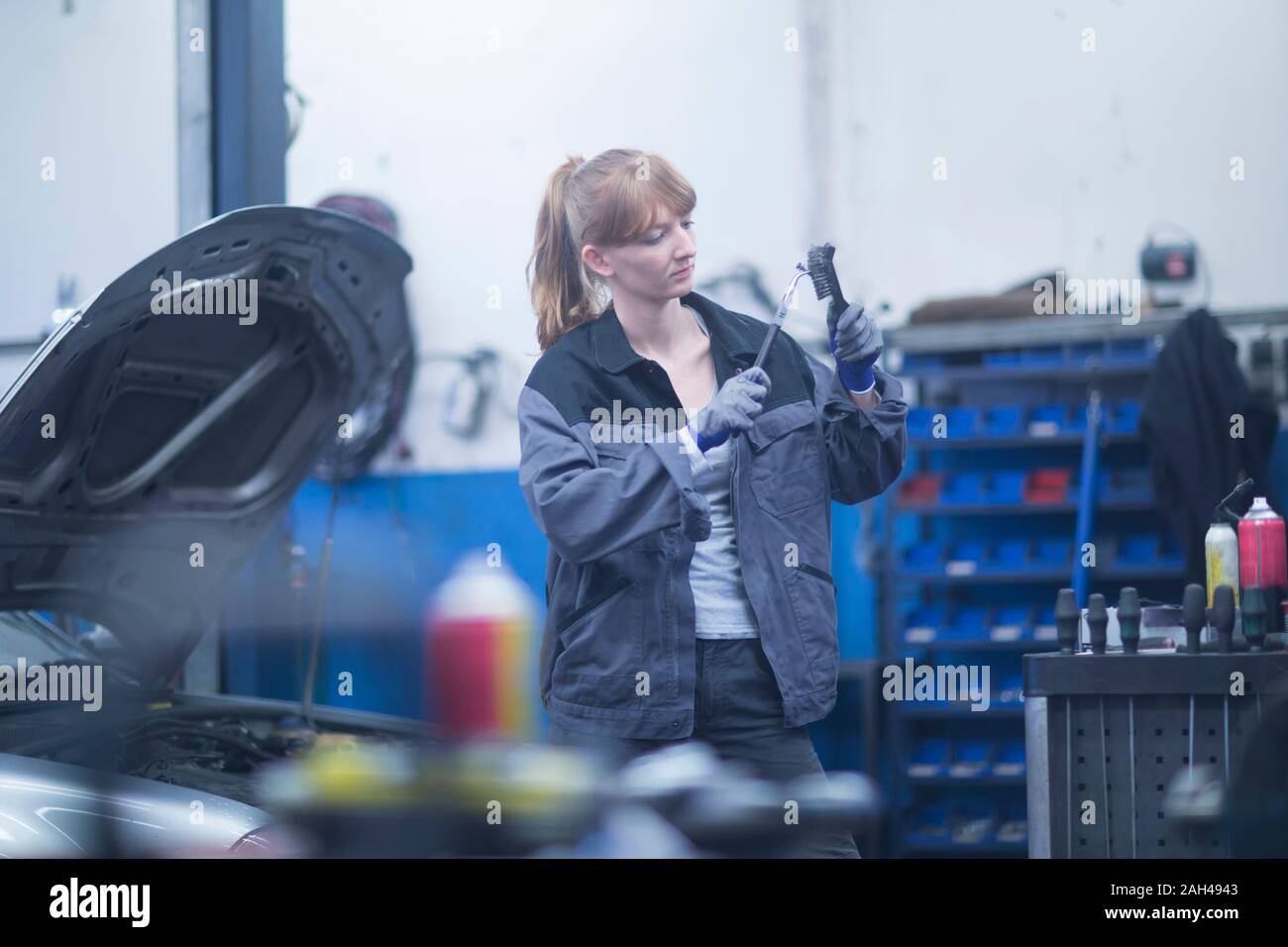Female car mechanic working in repair garage Stock Photo - Alamy