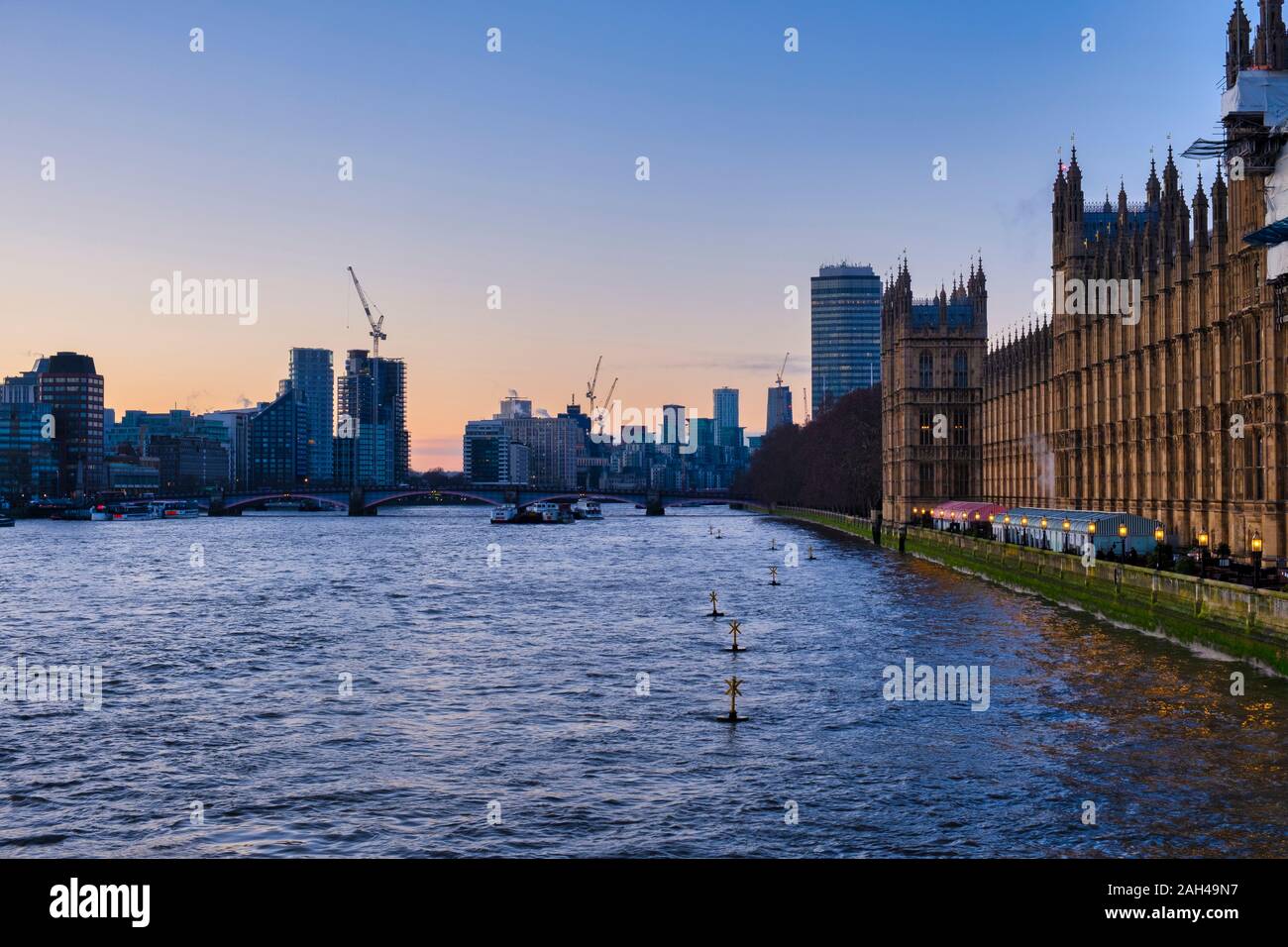 UK, England, London, River Thames in front of Palace of Westminster at ...
