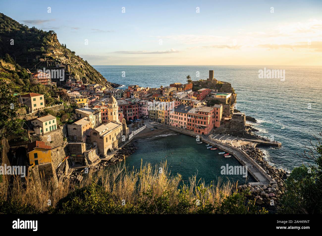 Vernazza quay cinque terre hi-res stock photography and images - Alamy