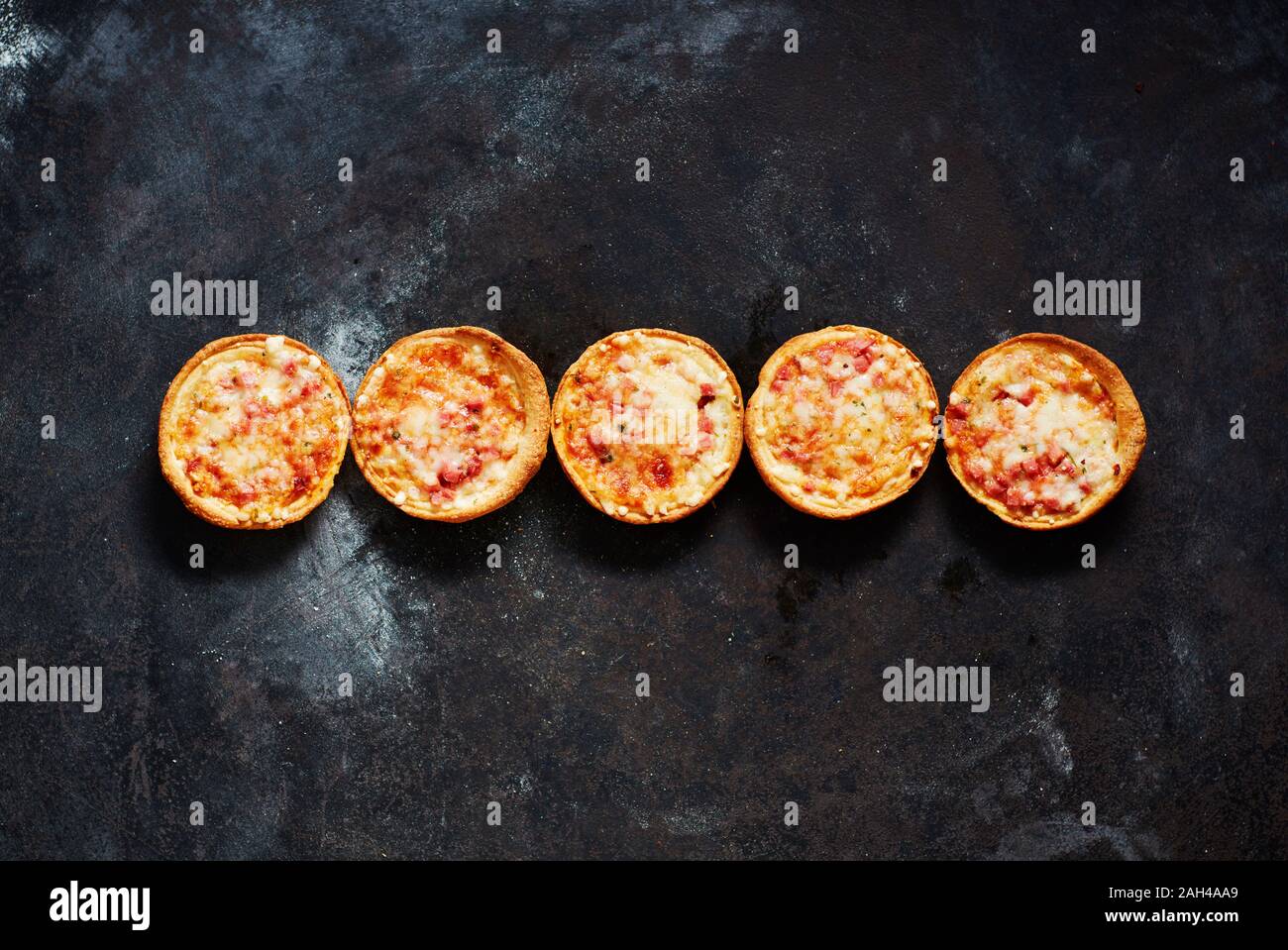 Row of five mini cheese pizzas Stock Photo - Alamy