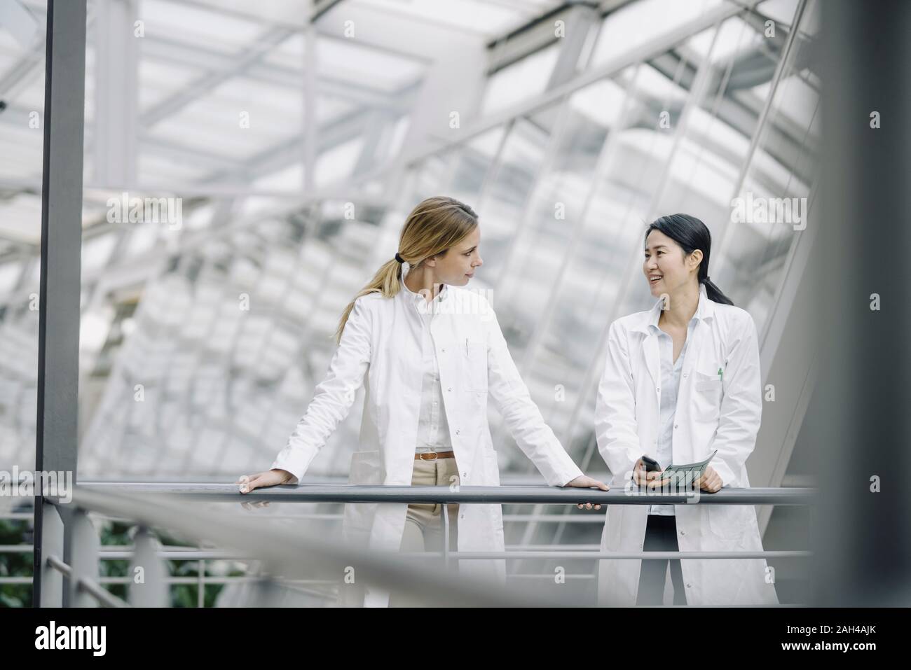 Doctors building hi-res stock photography and images - Alamy