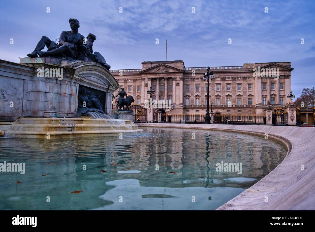 UK, England, London, Victoria Memorial fountain in front of Buckingham ...