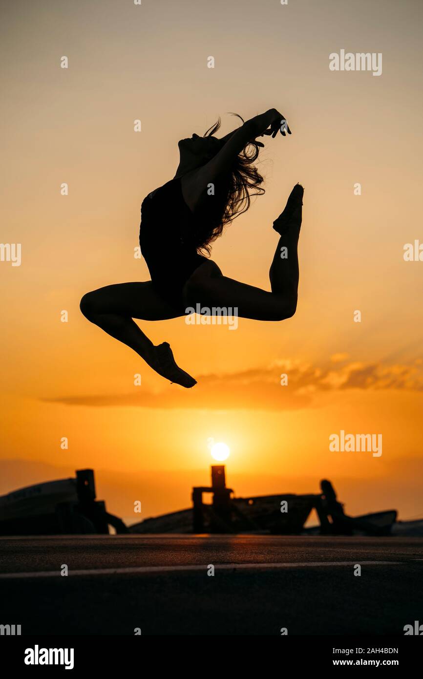 Ballet dancer in sunset hi-res stock photography and images - Alamy