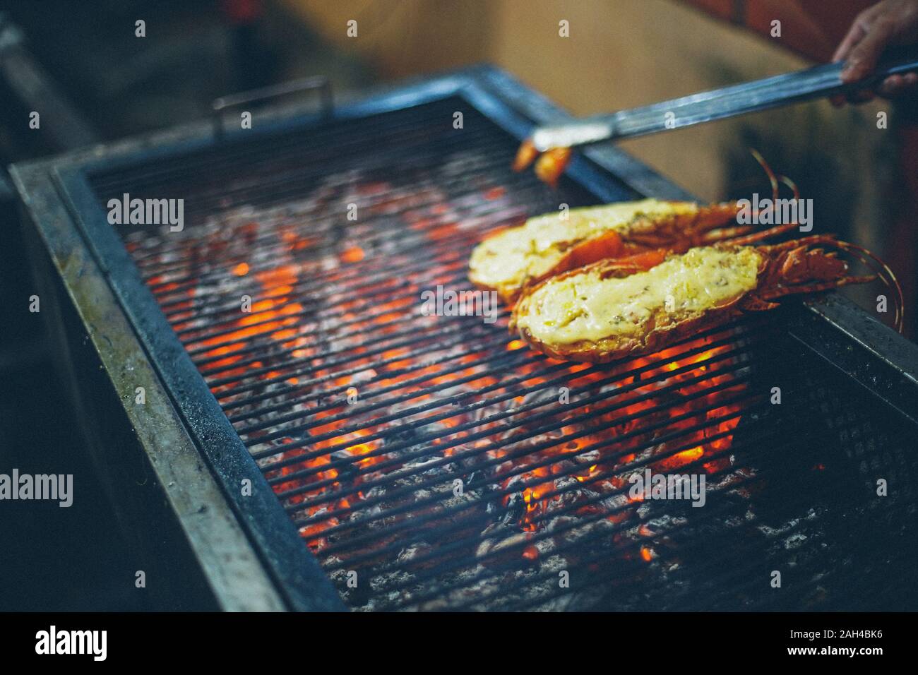Man eating seafood restaurant hi-res stock photography and images - Alamy
