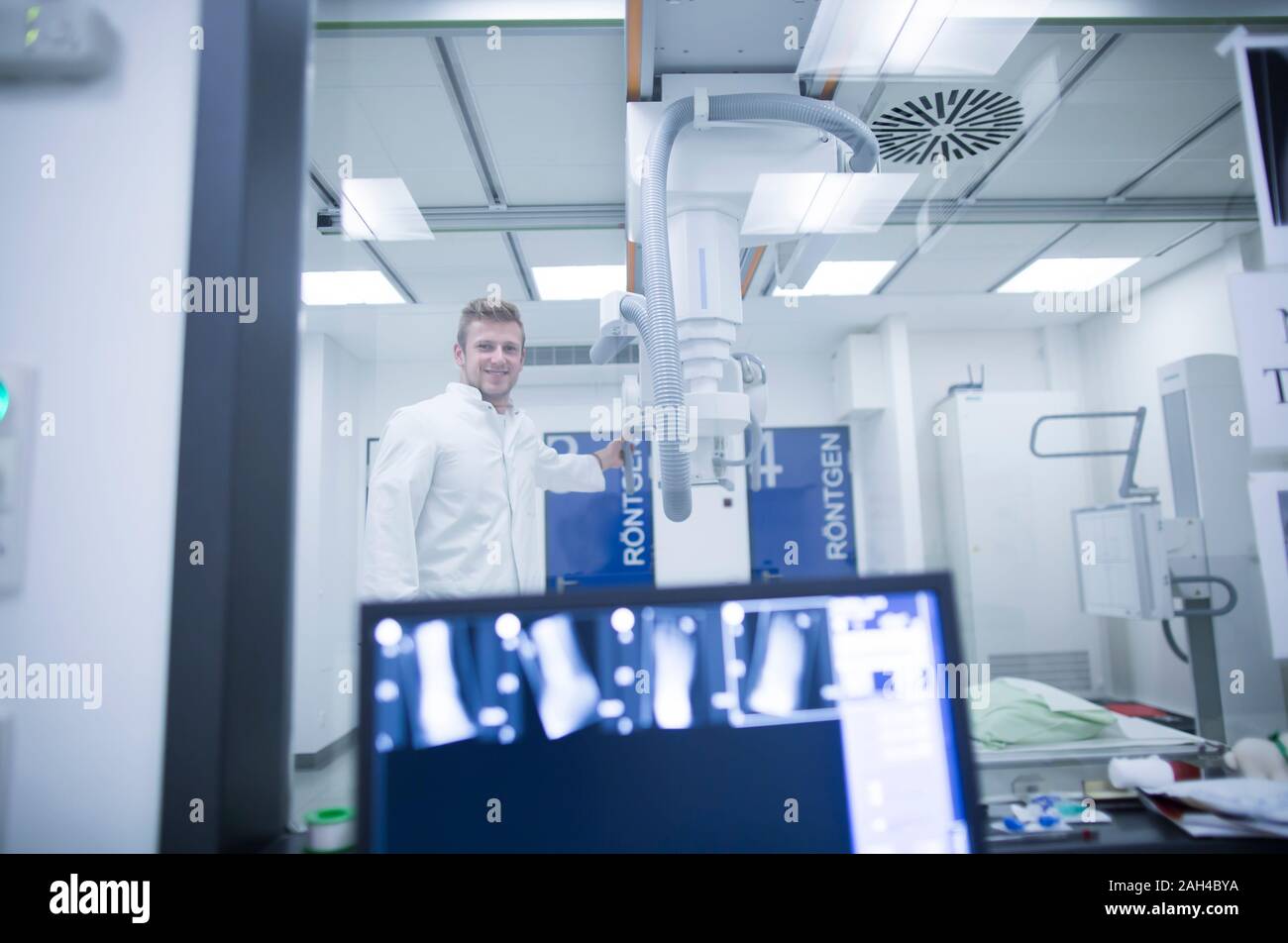 Radiologist x ray machine and screen hi-res stock photography and ...