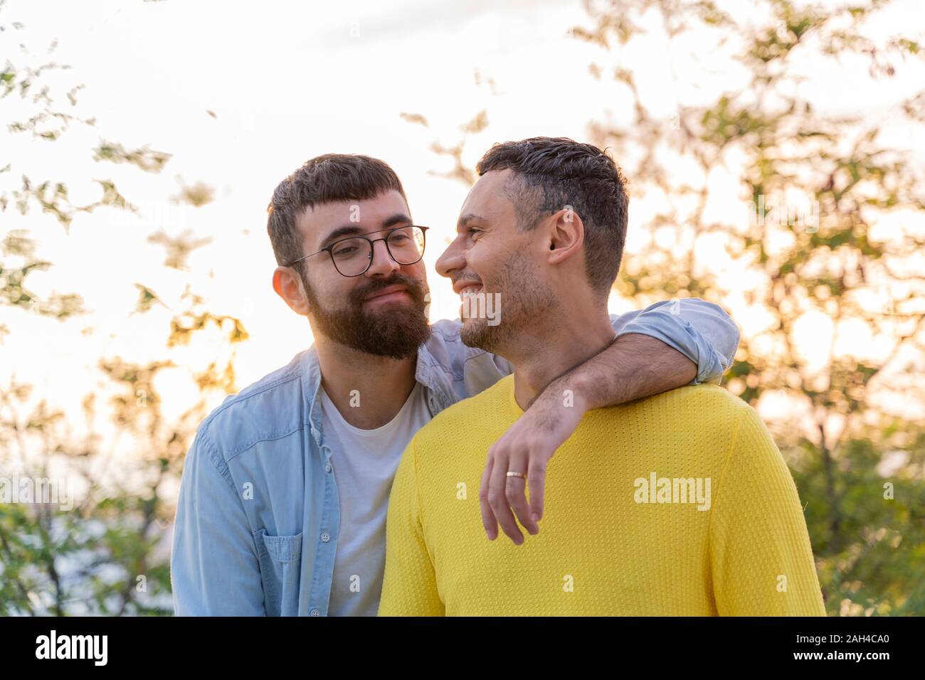Happy gay couple backlit hi-res stock photography and images - Alamy