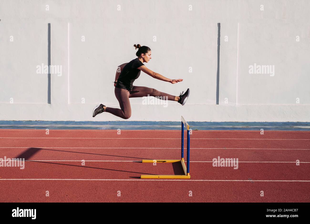 Female hurdler track hi-res stock photography and images - Alamy