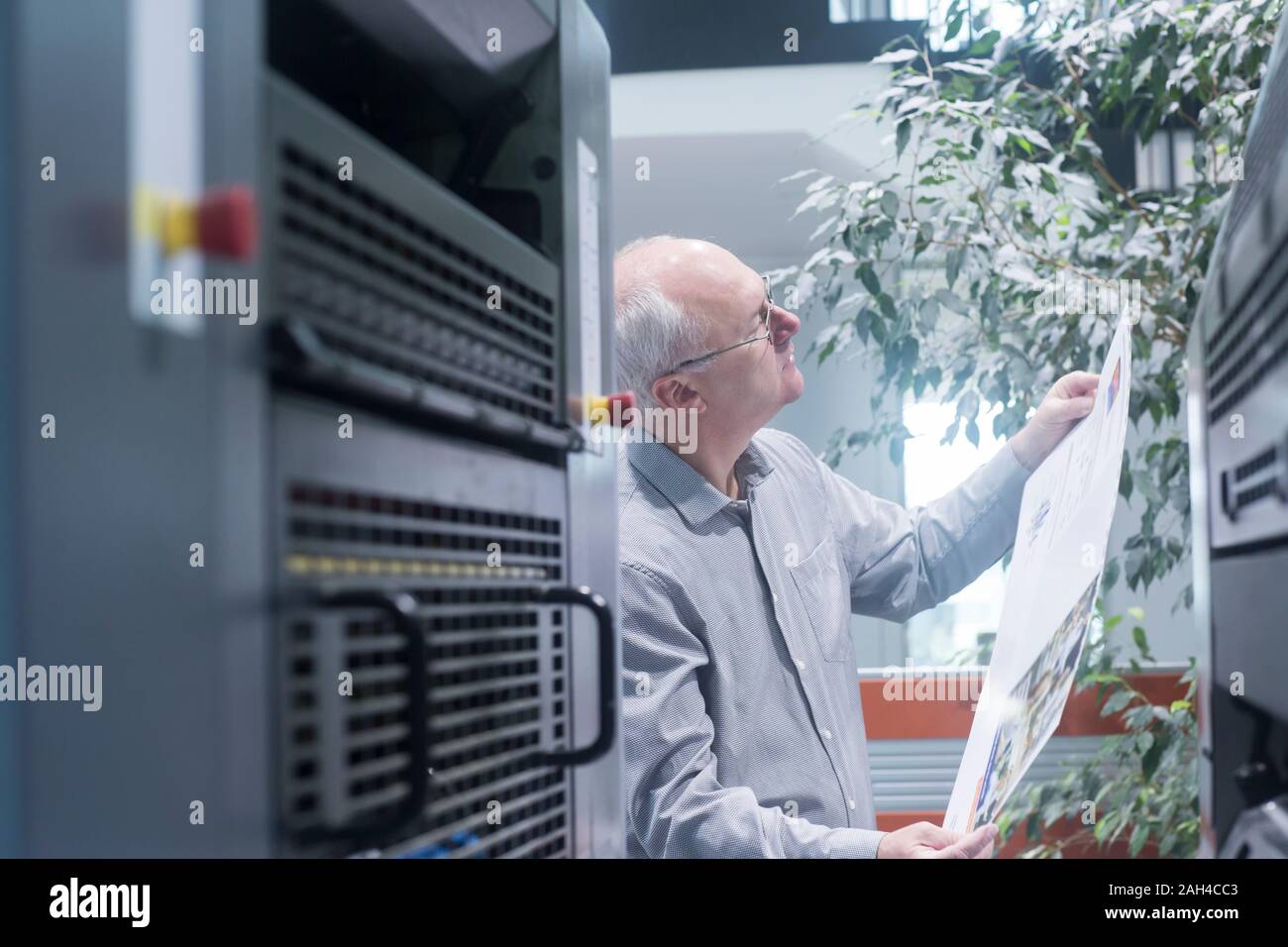 Man checking receding hairline hi-res stock photography and images - Alamy