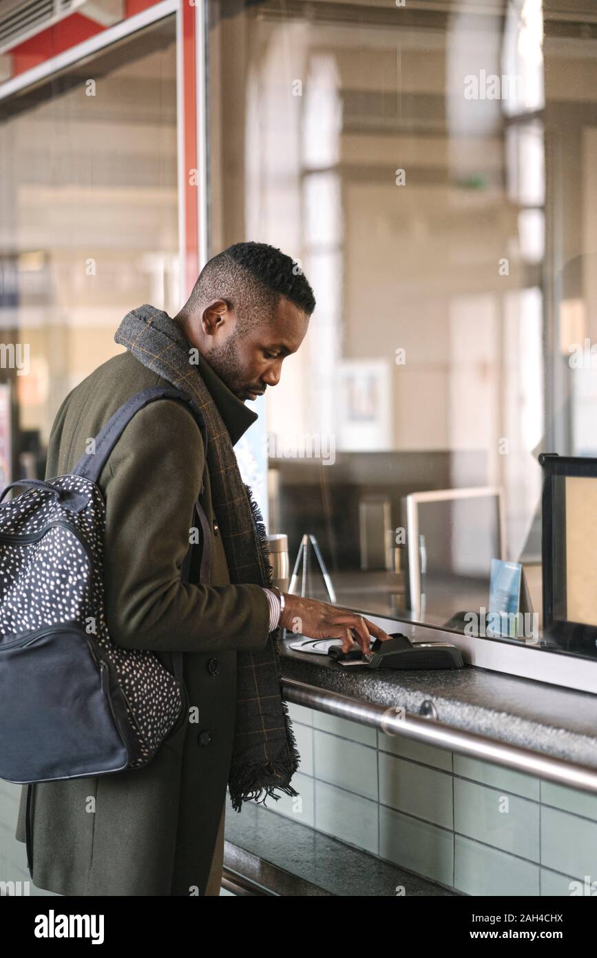 Ticket counter people waiting hi-res stock photography and images - Alamy