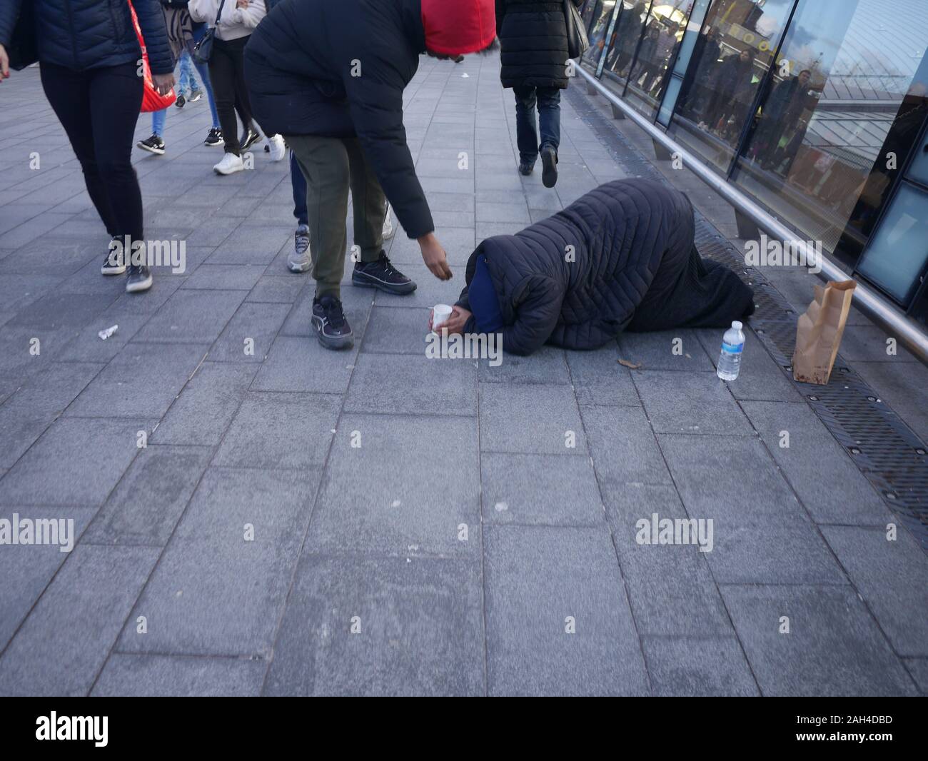 Kneeling Kneel High Resolution Stock Photography and Images - Alamy