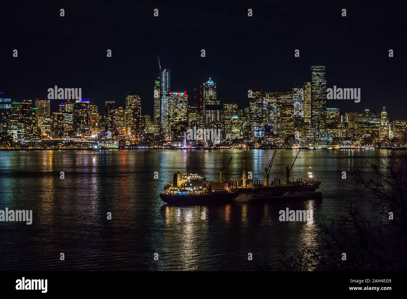 A view of the Seattle skyline at night Stock Photo - Alamy