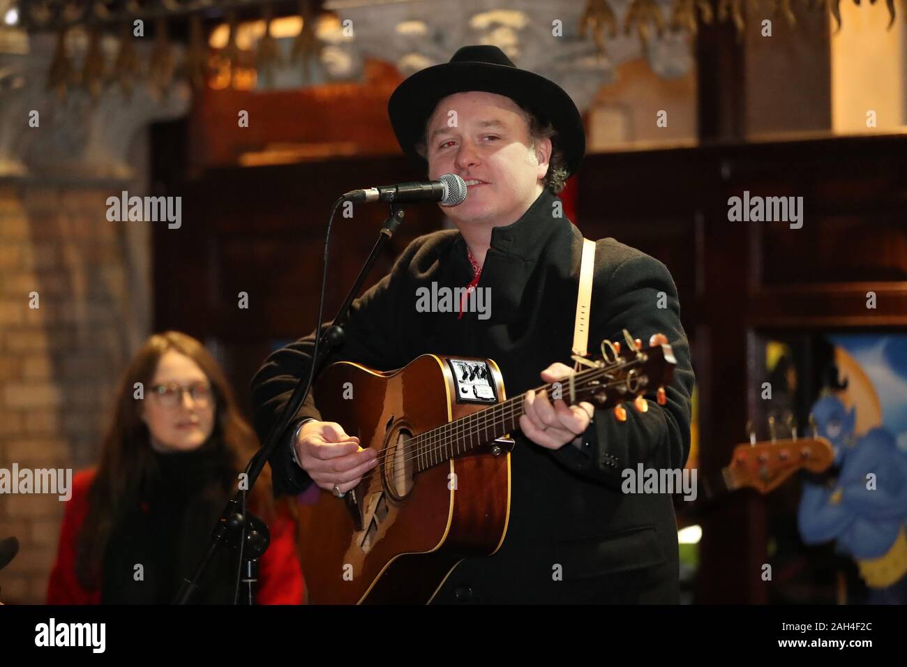 Mundy singer hi-res stock photography and images - Alamy